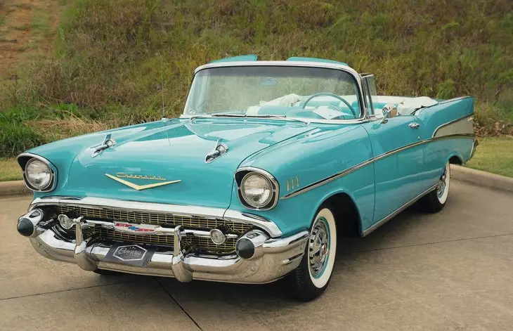 Westlake, Texas – 21. október 2017: Pohľad spredu na klasický kabriolet Chevrolet Bel Air z roku 1957 aqua farby.