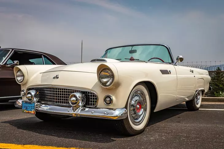 Virginia City, NV – 31. júla 2021: 1955 Ford Thunderbird kabriolet na miestnom autosalóne.