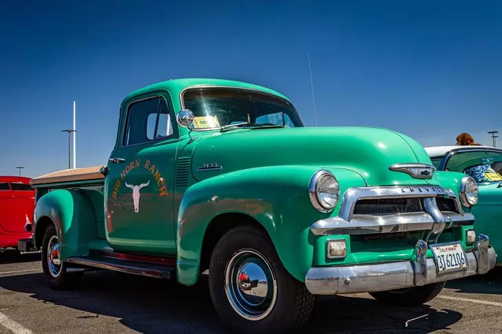 Reno, NV - 4. kolovoza 2021.: kamionet Chevrolet Advance Design 3100 iz 1954. na lokalnom sajmu automobila.