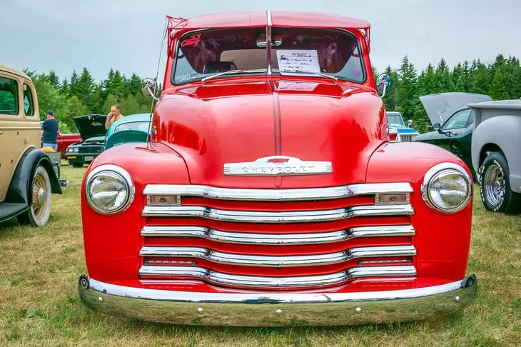 Saint John, New Brunswick, Kanada – 18. júla 2015: 1953 Chevrolet 3100 pickup na výročnom autosalóne Outkast Car Club.