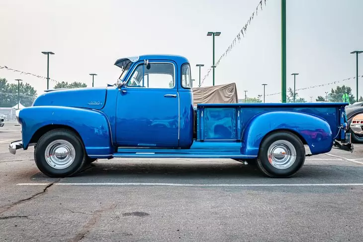 Reno, NV – 6. august 2021: Nákladný pickup GMC s novým dizajnom v roku 1952 na miestnom autosalóne.