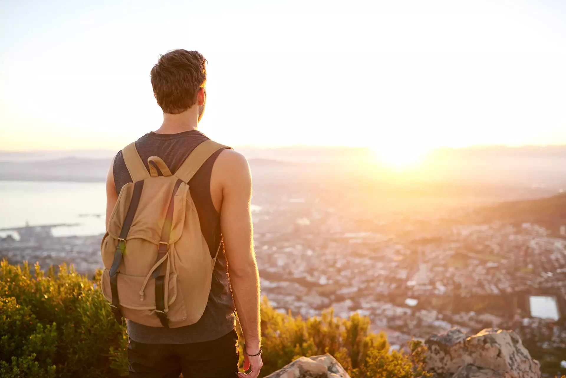 Un viatger contempla una vista