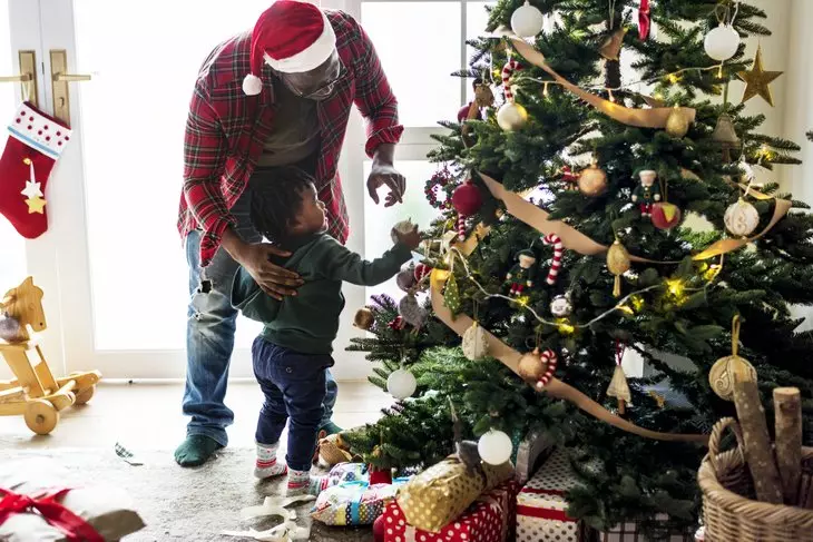 Baba ve oğul bir Noel ağacı süsleme