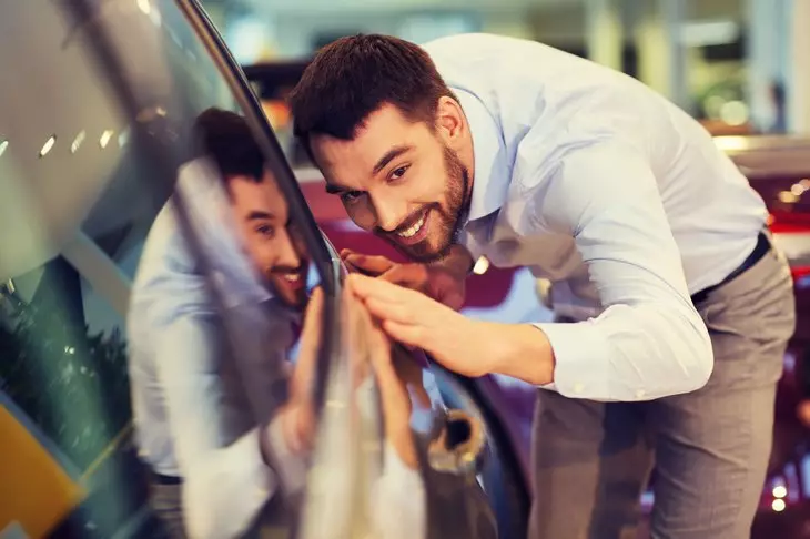 Man met nieuwe auto