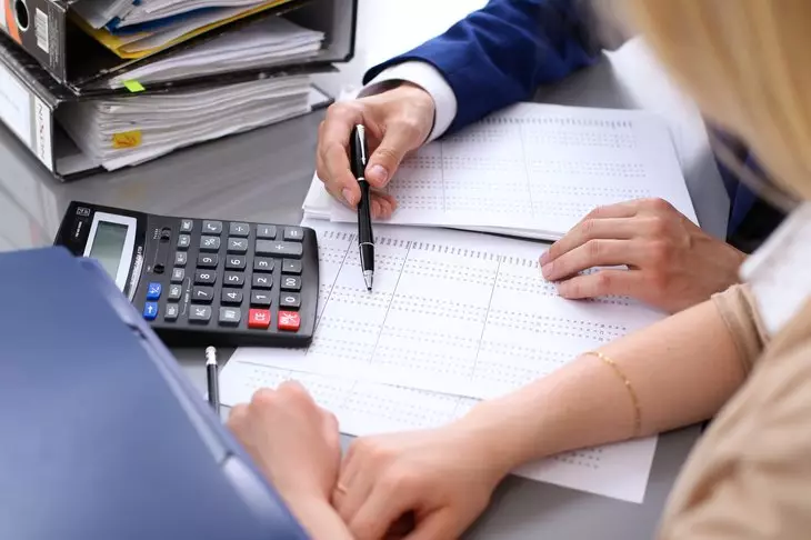 Mara taħdem fuq it-taxxi tagħha ma' accountant