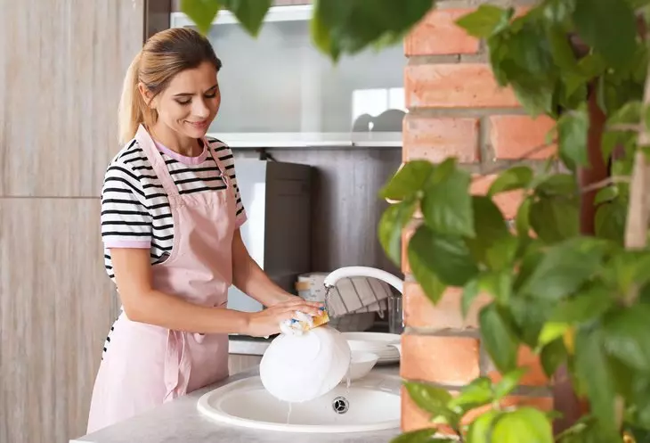 Mujer lavando platos