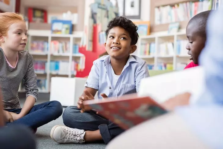 Niños leyendo en una biblioteca