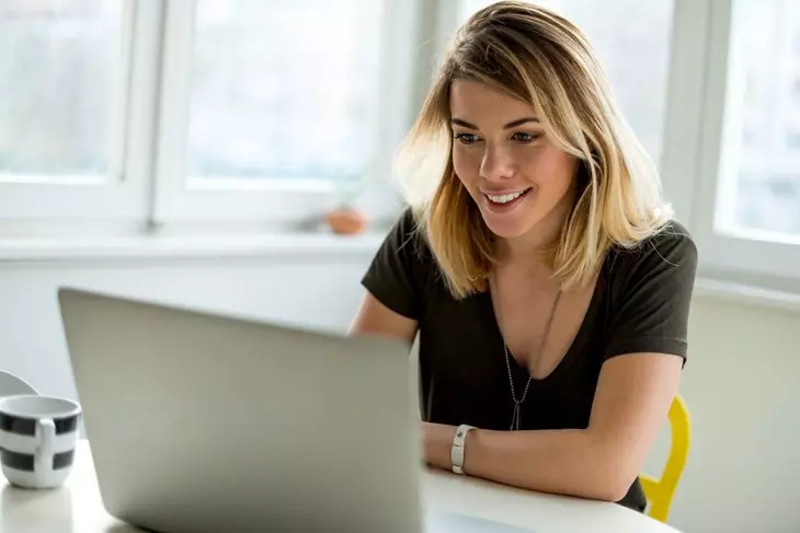 Gerente femenina usando laptop