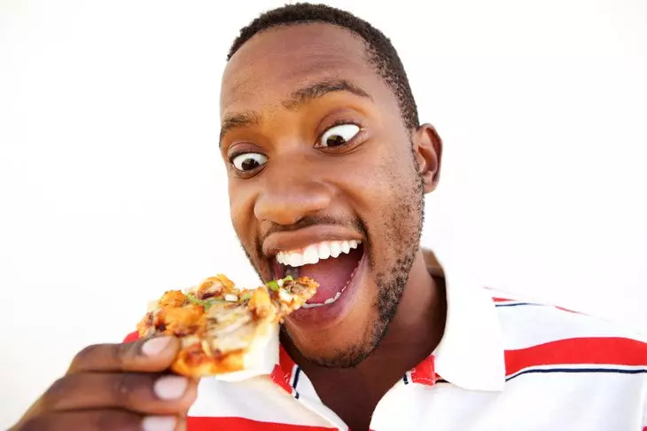 Ọkunrin yiya ti njẹ pizza