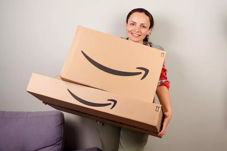 Femeie ținând pachete Amazon