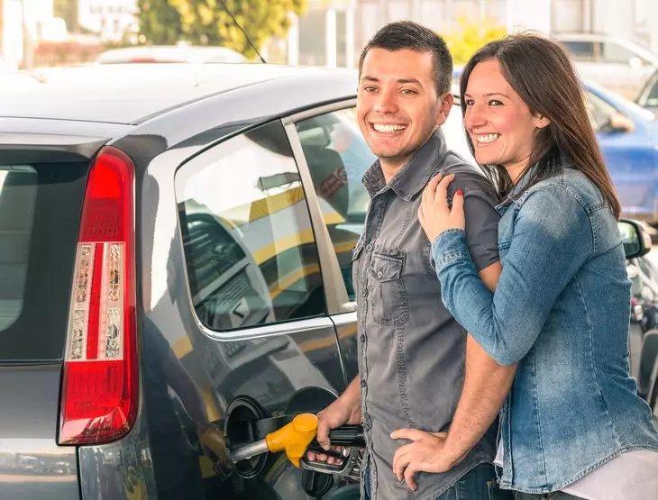 Unha parella bota gasolina na gasolineira