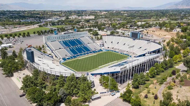 Is staidiam lúthchleasaíochta lasmuigh é Staidiam LaVell Edwards i Provo, Utah, ar champas Ollscoil Brigham Young (BYU) agus is é an réimse baile de na BYU Cougars