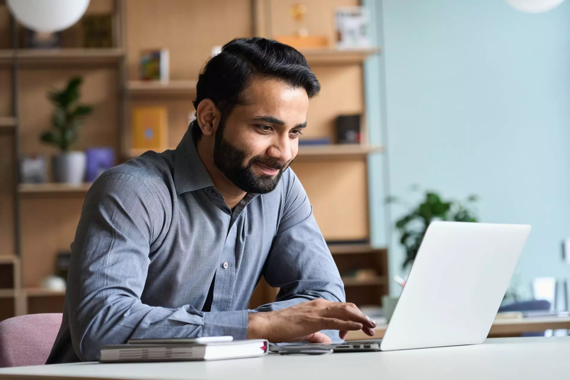 Մարդ, որն օգտագործում է Microsoft Office-ը