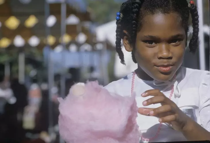 Niña comiendo algodón de azúcar en Natchez, Mississippi