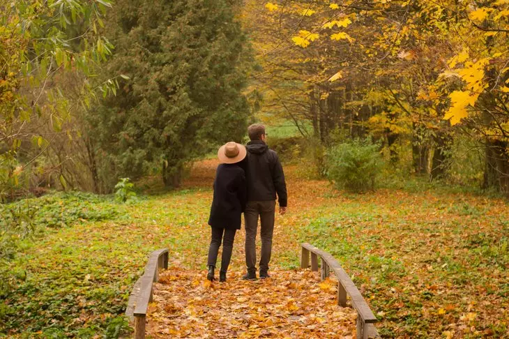 Vermont pasangan mlaku-mlaku ing taman ing Autumn