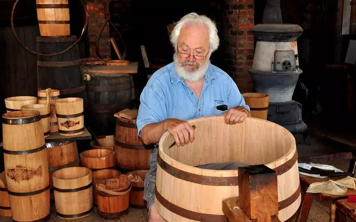 Houten barrel maker yn Connecticut