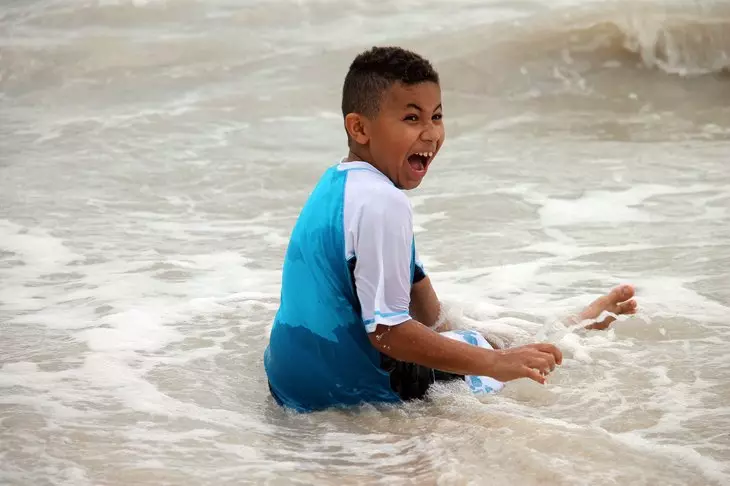 niño joven, juego, océano