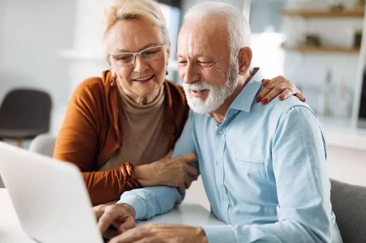 Gelukkig hoger paar dat computer thuis gebruikt