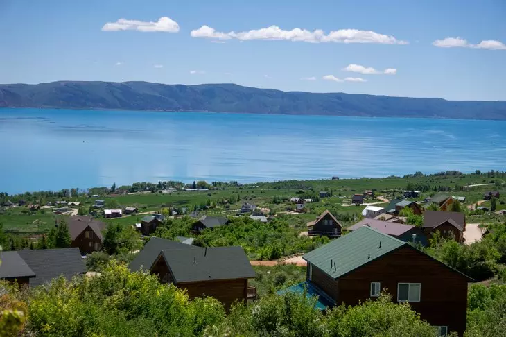 Huizen aan Bear Lake in Idaho