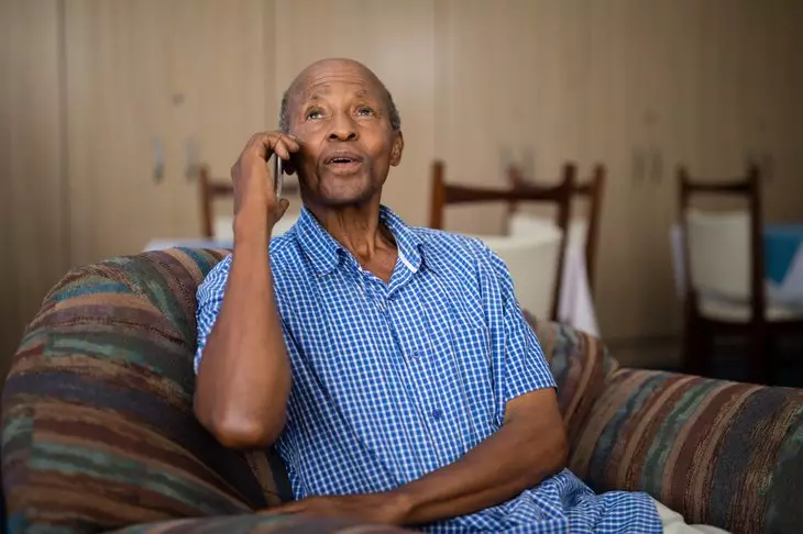 Homme aîné parlant au téléphone portable