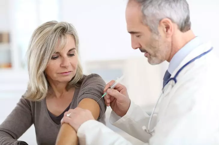 Femme se faisant vacciner contre la grippe