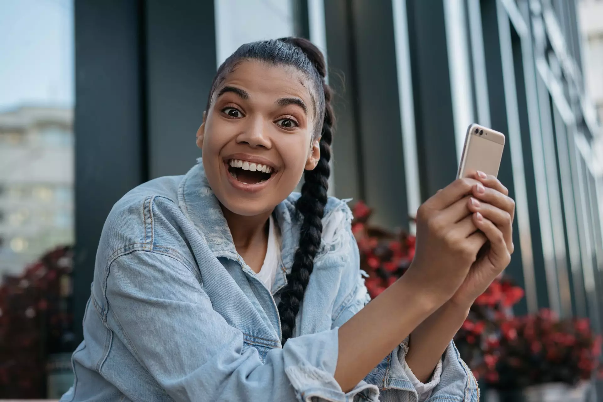 Mara li tuża app fuq it-telefon tagħha