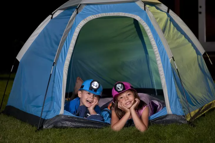 Si vous avez une tente et des sacs de couchage, vous pouvez donner à vos enfants un avant-goût de l'expérience de camping simplement en l'installant dans la cour arrière.