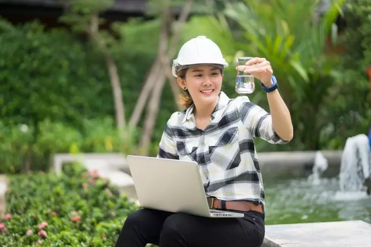 Injiniyan Matan Asiya ta Thai tana aiki da injin tsabtace kwamfutar tafi-da-gidanka, injin injin flask beaker ruwa mai kunna tankin sludge