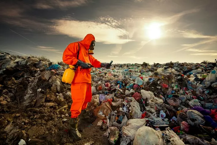 Enxeñeiro ambiental medindo a contaminación atmosférica no vertedoiro municipal