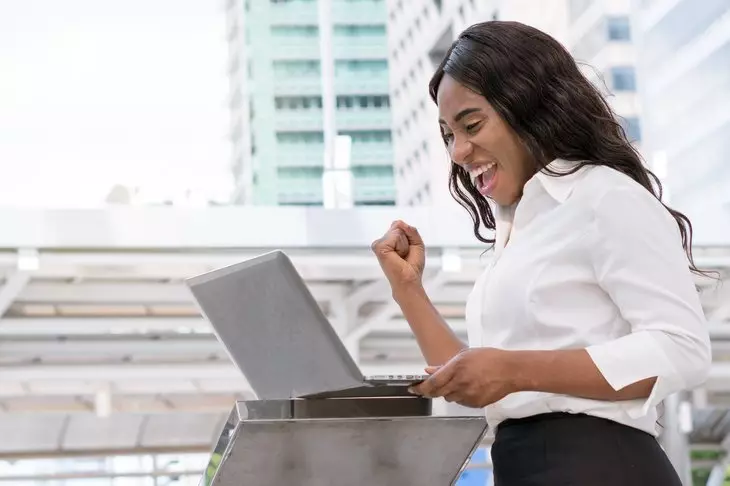 Fröhliche weibliche Angestellte, die einen neuen Job feiern