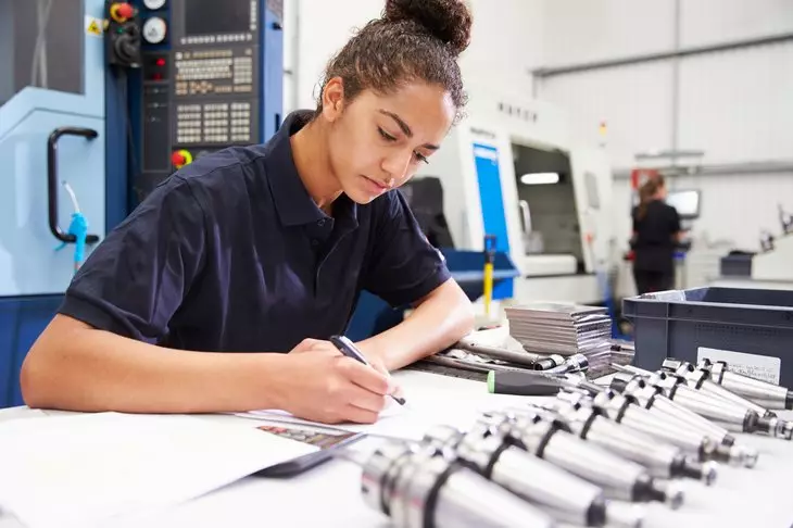 Frau weiblich Ingenieur Planungsprojekt CNC-Maschinen Hintergrund