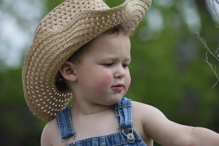 Budak kecil dengan topi koboi di North Dakota Farm