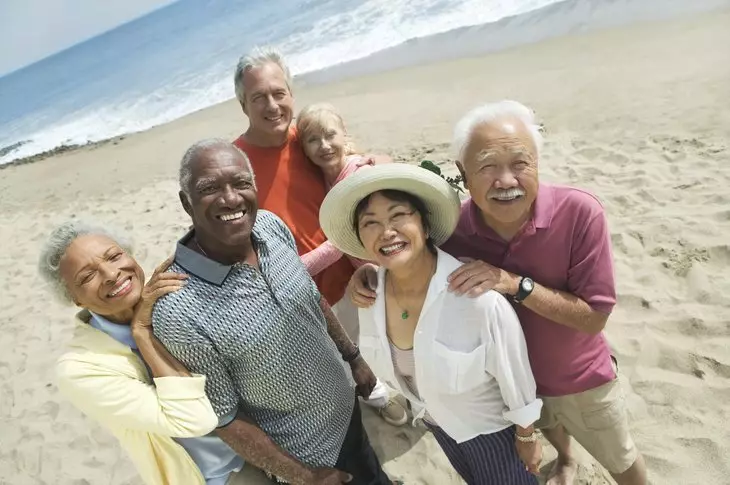 Afgetrede vriende op die strand