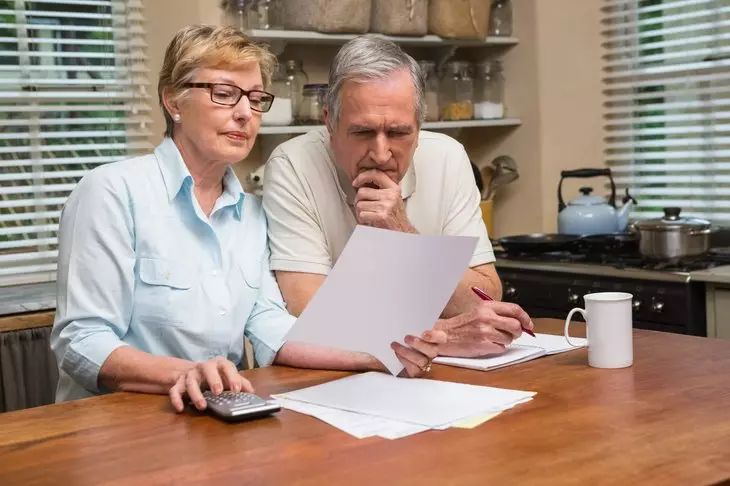 Senior paartjie doen aftreebeplanning en wiskunde