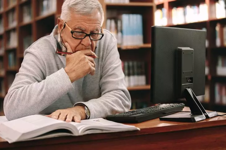 Estudante sênior estudando