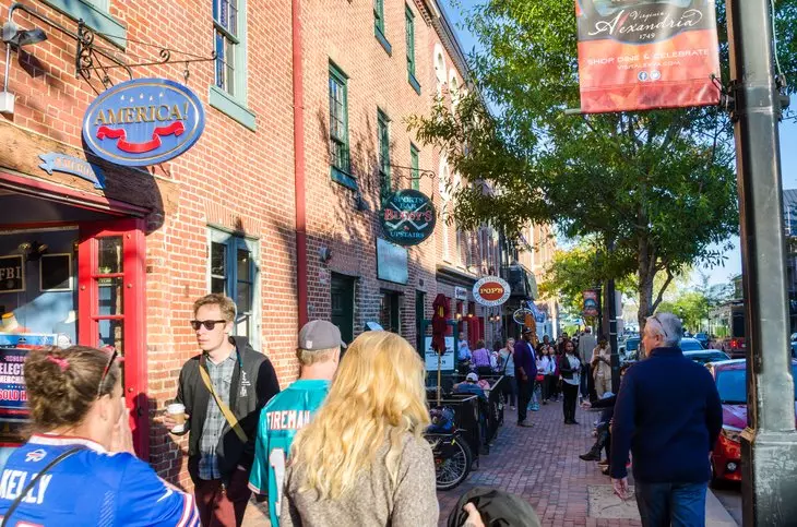 Alexandria, Va: compradores na calçada lotada King Street