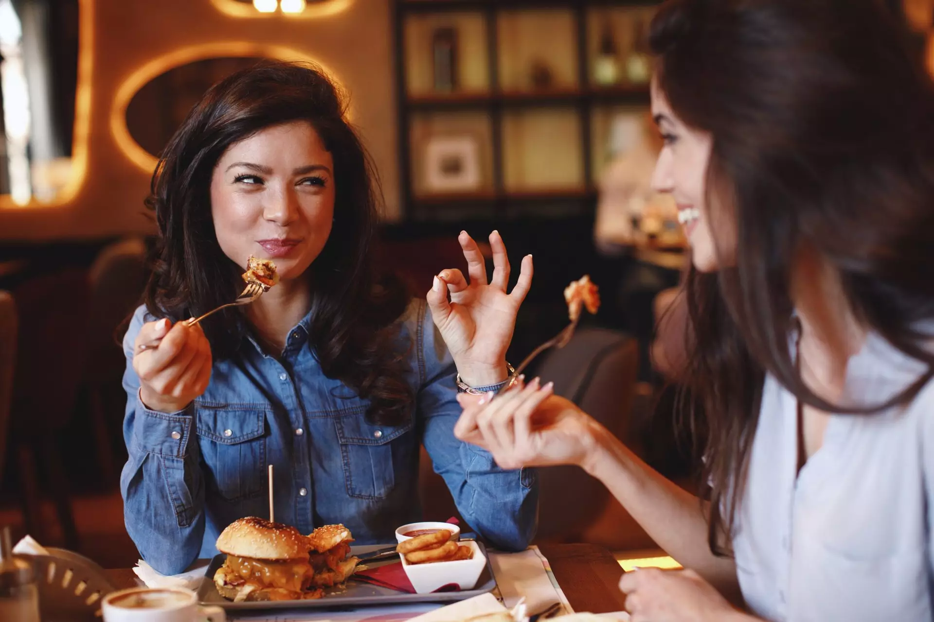 Een voormalig restaurantcriticus deelt 11 tips om uit eten te gaan