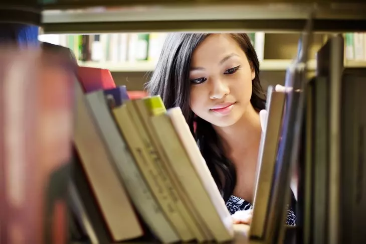 Estudante universitario na biblioteca