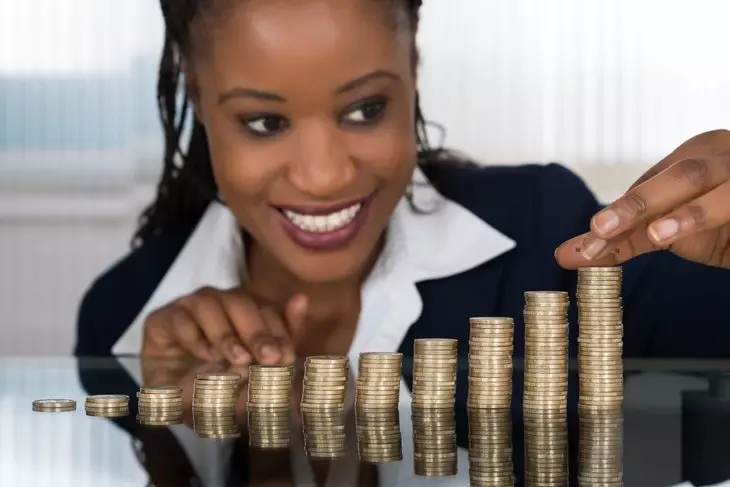 Mujer apilando monedas