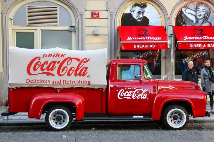 Vanhanaikainen CocaCola-lava-auto kaupungin kadulla