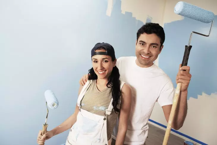 Pareja pintando una habitación de su casa