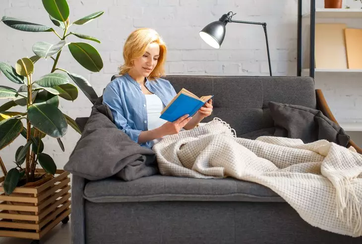 mujer leyendo un libro