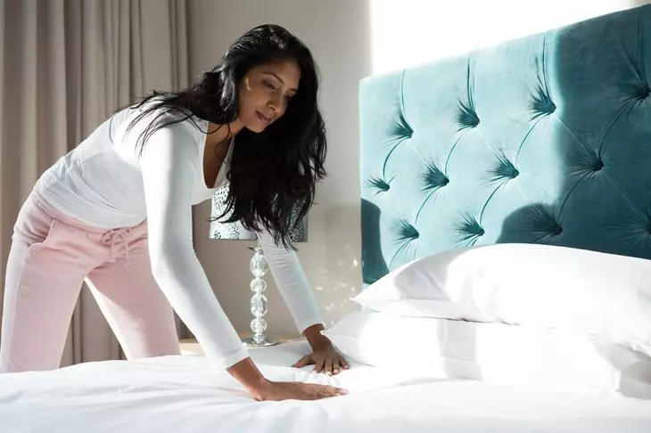 Mujer haciendo una cama