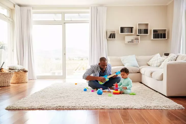 Padre jugando con su hijo