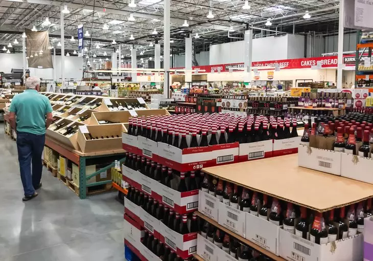 خریدار در حال قدم زدن از کنار الکل در Costco