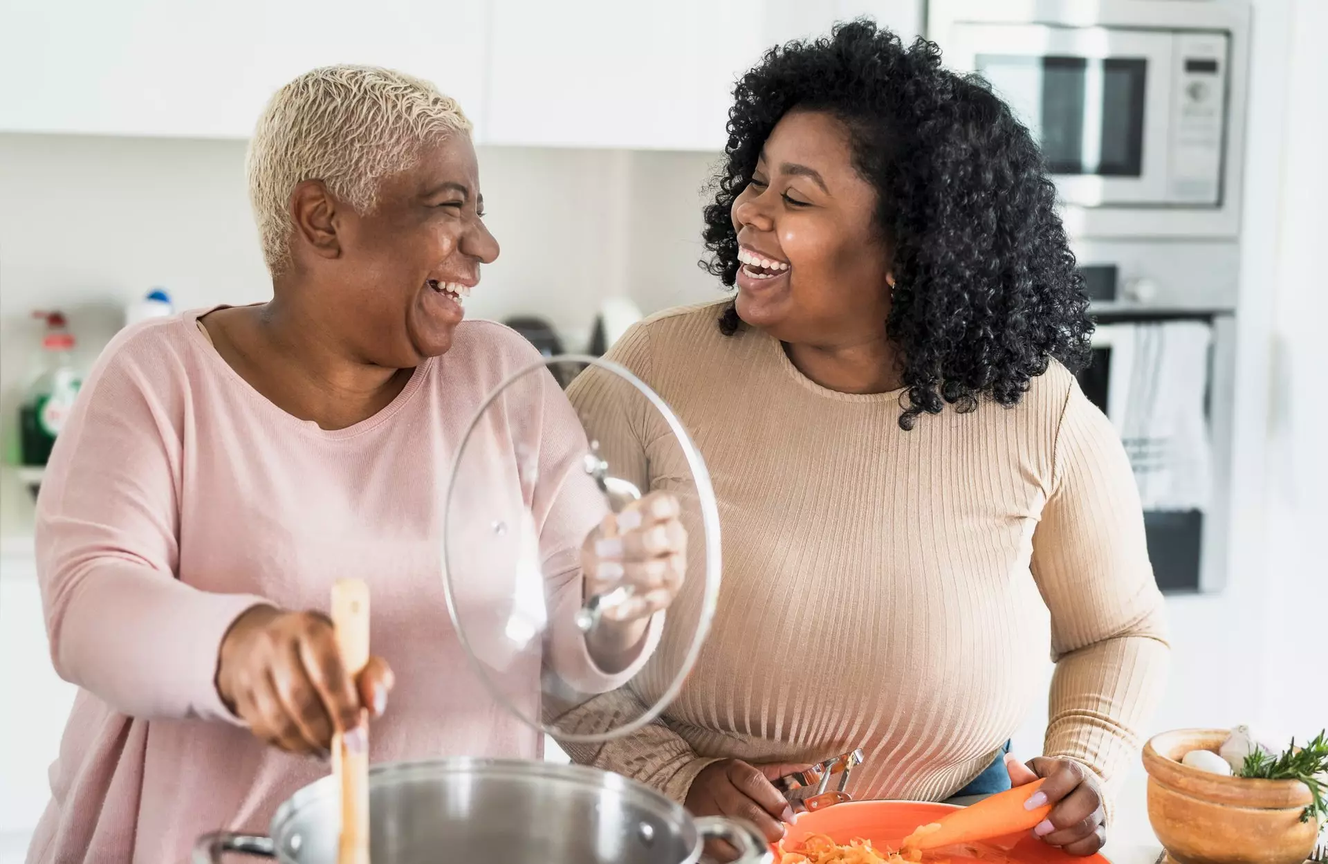 Awéwé masak dina stovetop a