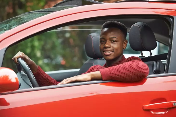 Conducteur avec la fenêtre de la voiture baissée pour éviter le coronavirus