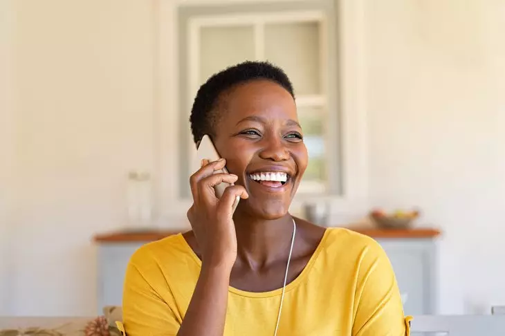 Mulher feliz no celular