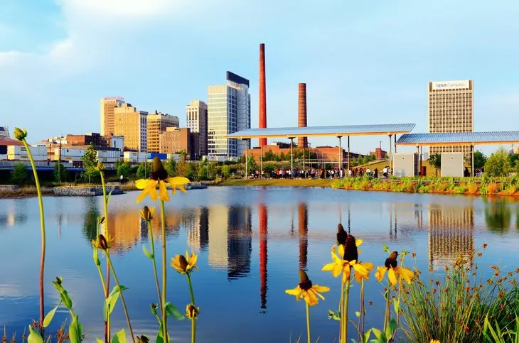 Skyline ntawm Birmingham ntawm Railroad Park hauv Birmingham, Ala.