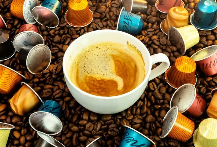 Nestle Nespresso-kapsuloj ĉirkaŭas tason da espressokafo